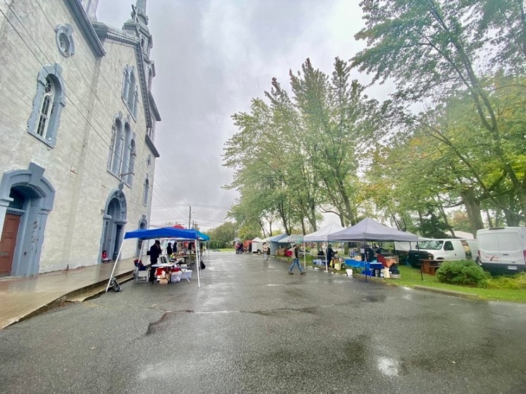 Saint-David : Un grand marché en partie sous la pluie - CJSO
